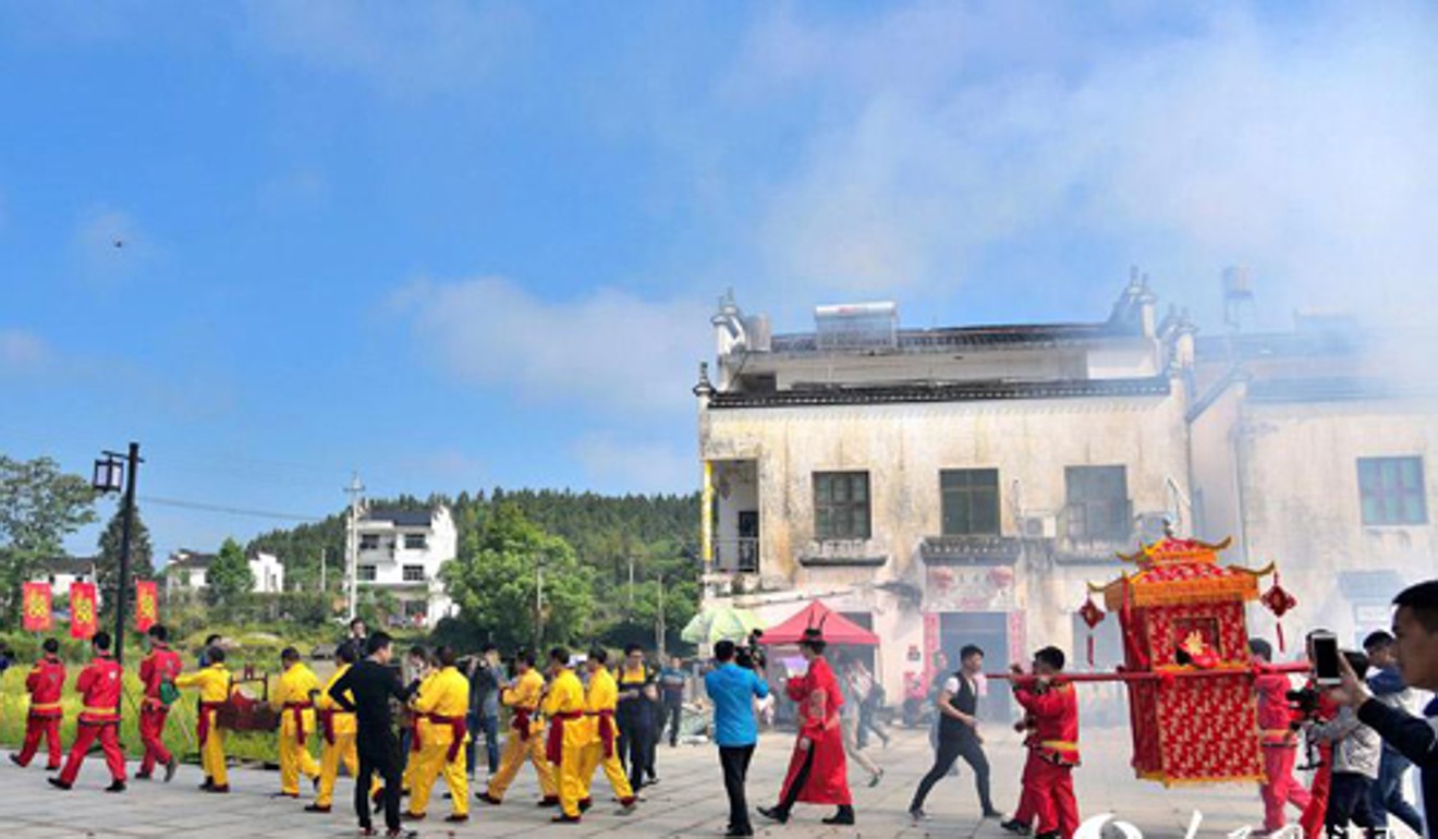 When in China ... Western grooms and their Chinese brides go the ...