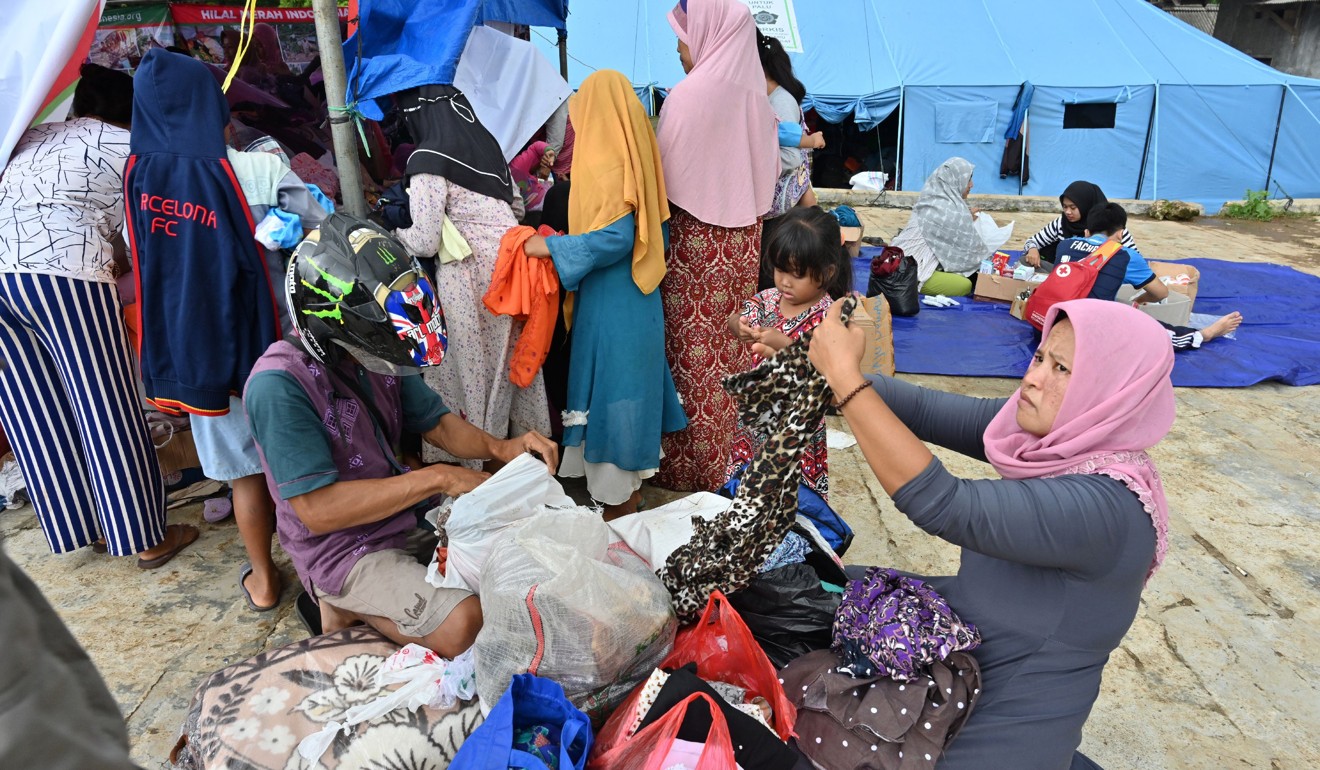 Sick, hungry Indonesia tsunami survivors cram shelters as death toll ...