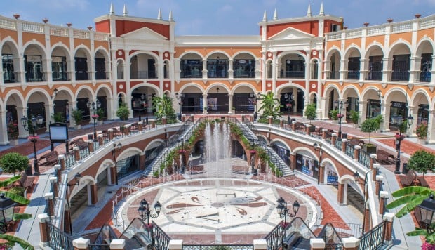 Outlet malls booming in China as department stores feel the pinch ...
