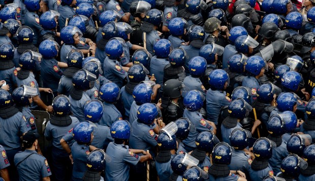 Philippines to deploy hundreds of riot police to keep tourists away ...