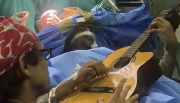 Incredible video shows South African musician Musa Manzini play guitar ...