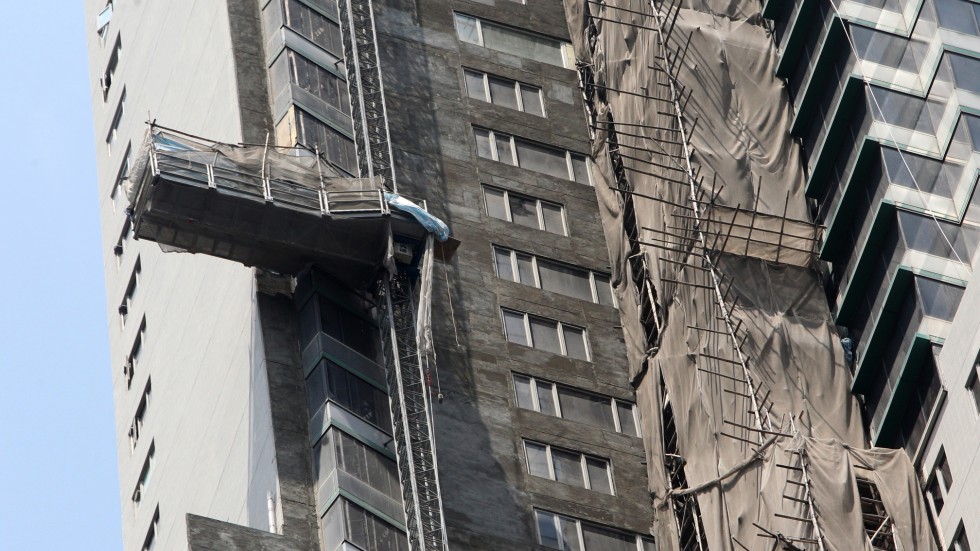 Two workmen plunge 500 feet to their deaths after gondola splits in two ...