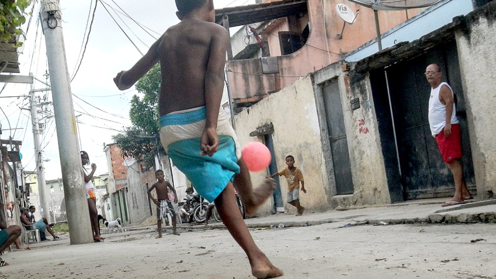 Soccer fever in the eyes of Brazil's slum children | South China ...