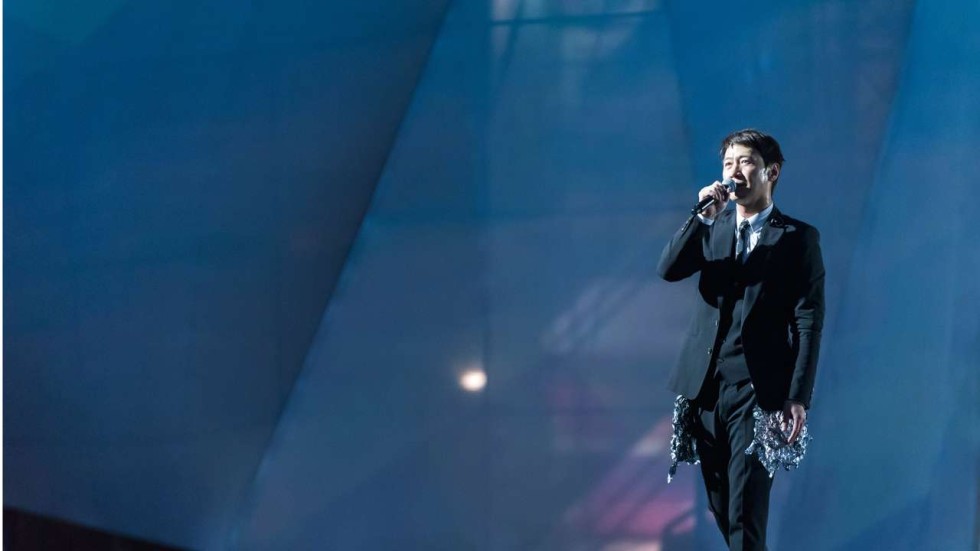 Canto-pop king Leon Lai shows Hong Kong’s chief executive Leung Chun ...